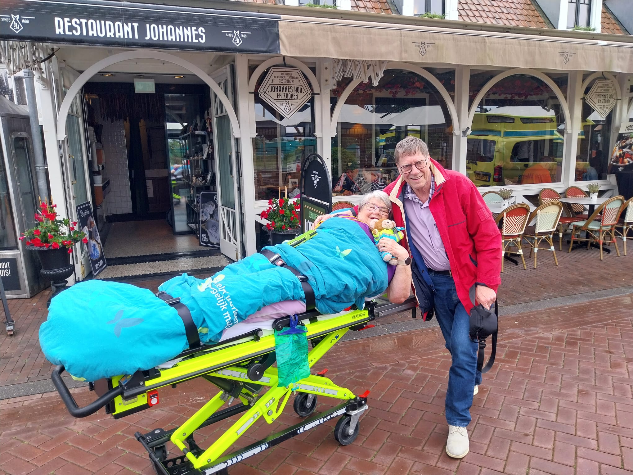 "Dit is Mario, onze mascotte die vanaf nu bij u zal blijven ...